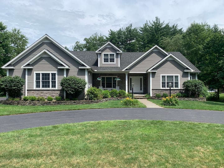 Entire Home In Saratoga Springs Minutes To Track! - Saratoga Springs, NY