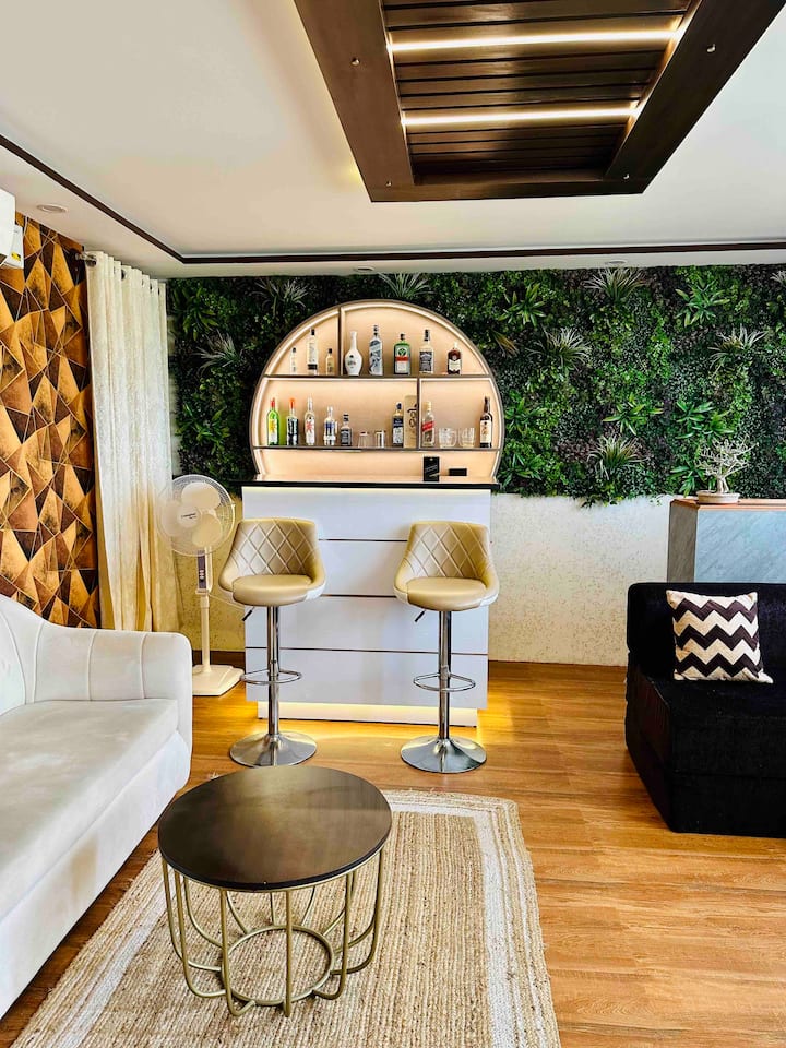 Sky - Private Terrace Suite -By Alora238 - 벵갈루루