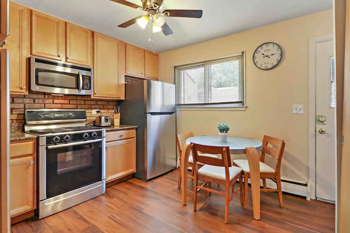 1 Bed / 1 Bath Homey Waukegan | Naval Station - レイク, IL