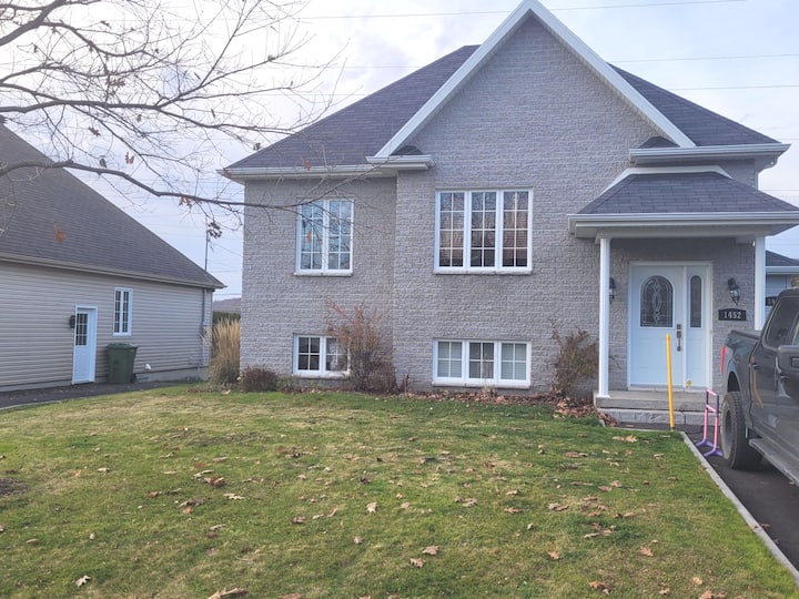 Superbe 4 1/2 Haut De Maison.
 Prêt De Tout. - Québec