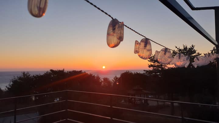 묵호, 일출여행
<동쪽바다 프리미엄하우스>
1,2층전체/오직한팀/프라이빗숙소/침대일출 - South Korea