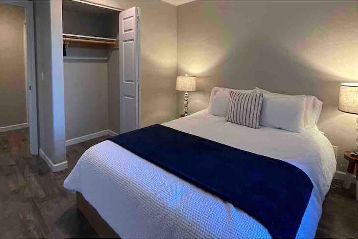 Ski In/out Reno'd 1 Br Corner Condo. - Lake Ponderay, Ponderay