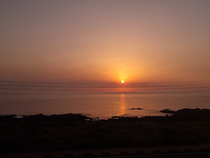 바닷가 바로앞 멋진일출/ 한팀사용/ 침실4,욕실3,거실2/가족여행, 친구모임단체 - Jeju-si