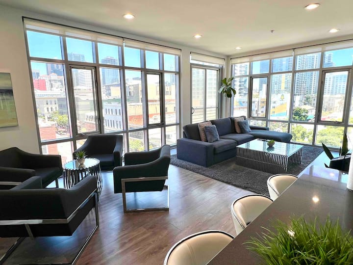 Gaslamp Luxury - 2 Bed / 2 Bath / 2 Parking - San Diego, CA