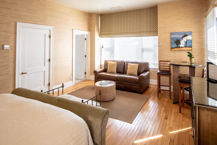 West Beach Casita With Kitchen And Cruiser Bikes - Santa Barbara