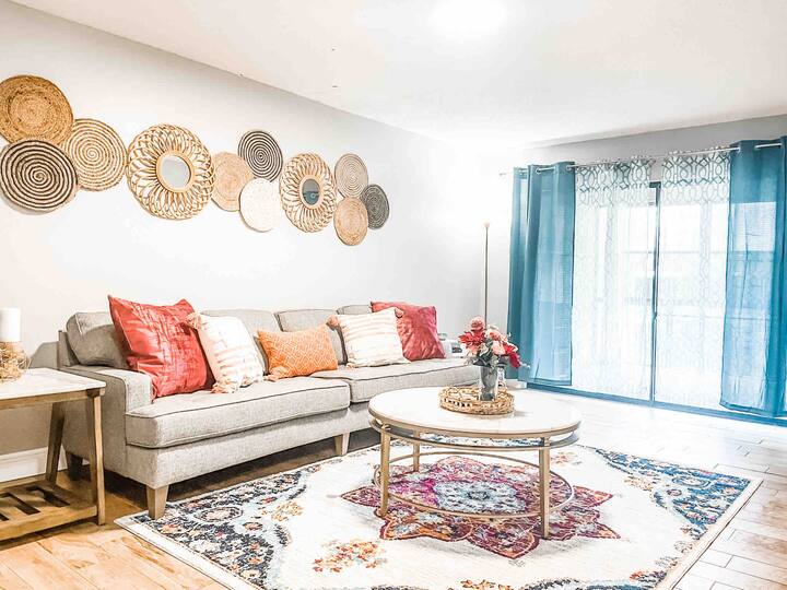 Lovely Guest Room In Refined Townhouse - No. 2 - Tallahassee, FL
