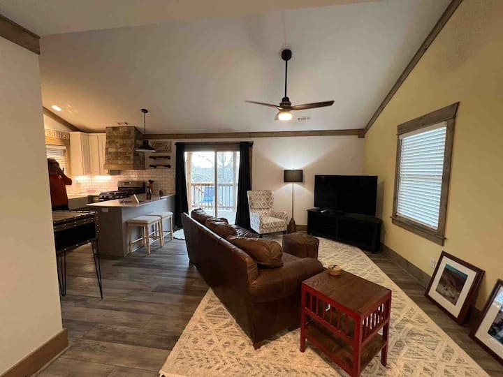 Rt 62 Motor Resort Luxury Loft Crow's Nest - Eureka Springs, AR