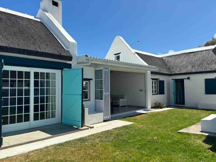 Oppi Stoep Family Seaside Cottage - Struisbaai