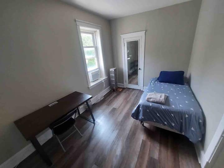 Private Bedroom In Rogers Park - Chicago, IL