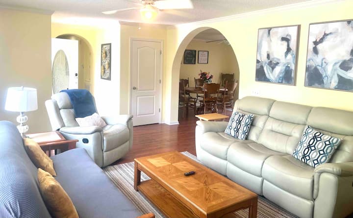 Cheerful 3 Bedroom Waterfront Home On A Large Lot - Mobile, AL