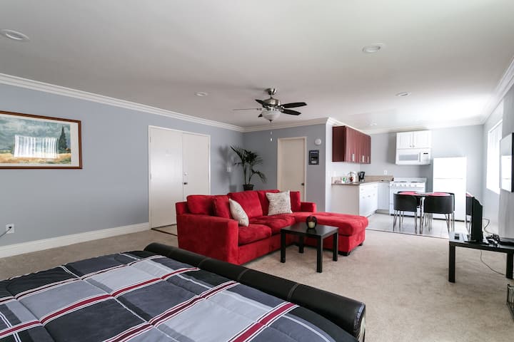 A Beautiful Apartment With A Pool. - Los Angeles