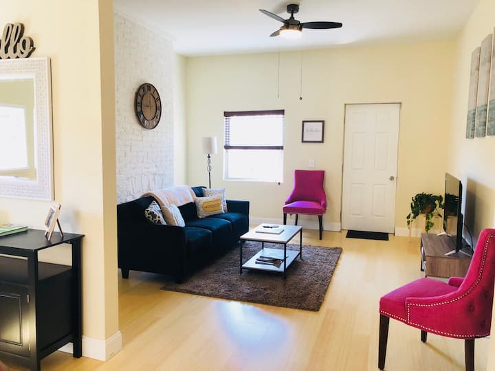 👑King Bed⚡ Quiet ‧ West Penn🏥 Parking 🐶Pets - Forest Hills, PA