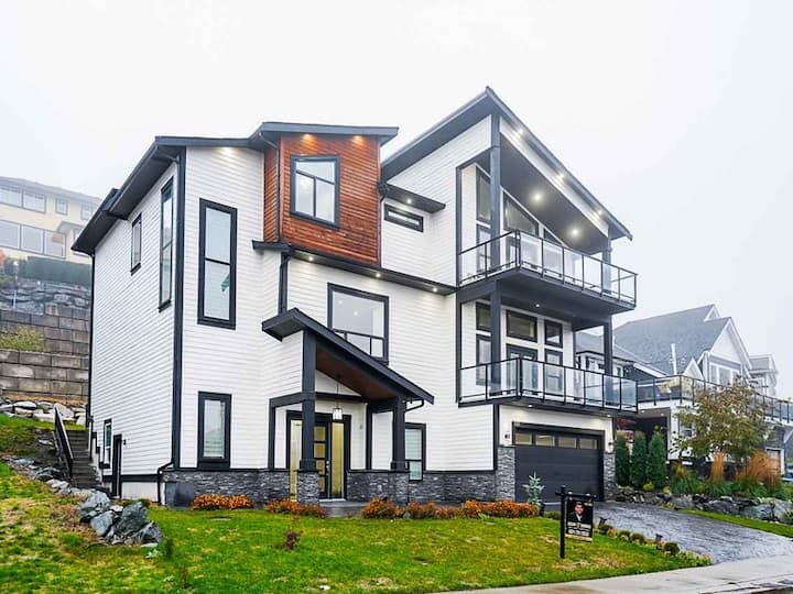 Gorgeous House On Top Of The Mountain -Chilliwack - 칠리웍