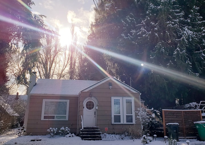 Uptown Oly Bungalow: Quiet & Close In, Bbq, Games - Olympia, WA