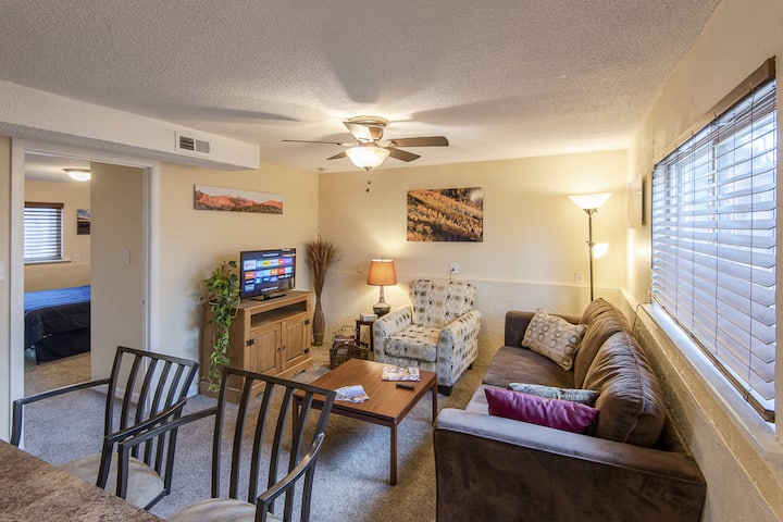 Cozy And Sunny Guest Suite! - Colorado Springs, CO