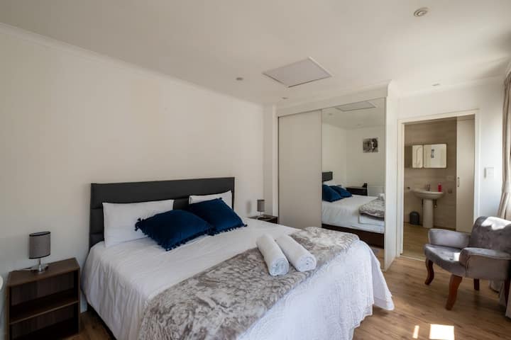 Parktown North: 1 Bedroom 4-pax Sunny Garden Unit - Johannesburg