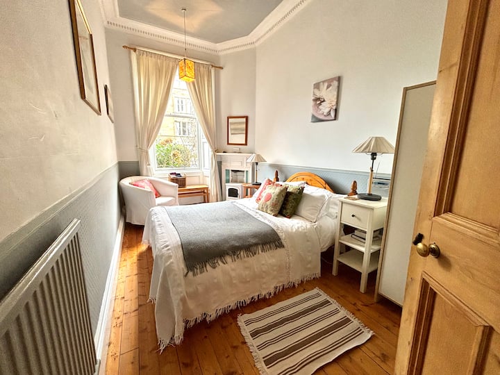 Double Bedroom In Quiet Flat Close To City Centre - Edimburgo