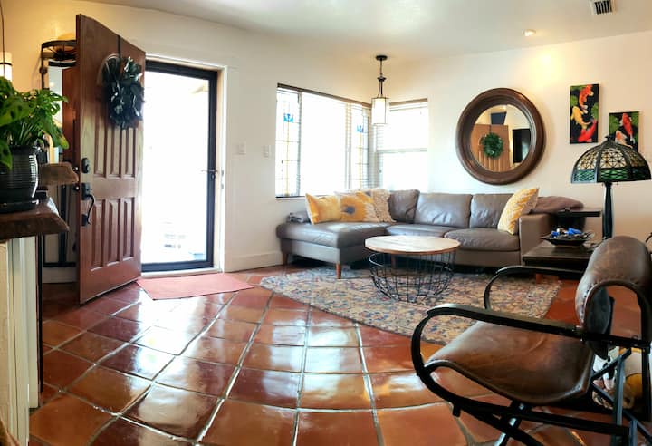 Super Nice Home, King Bed, 1 Ba, W&d, & Patios. - St. Petersburg, FL