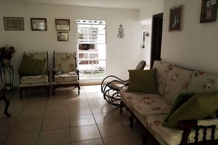 Habitación Amplia Con Baño Privado + A/c Y Wifi - San Salvador