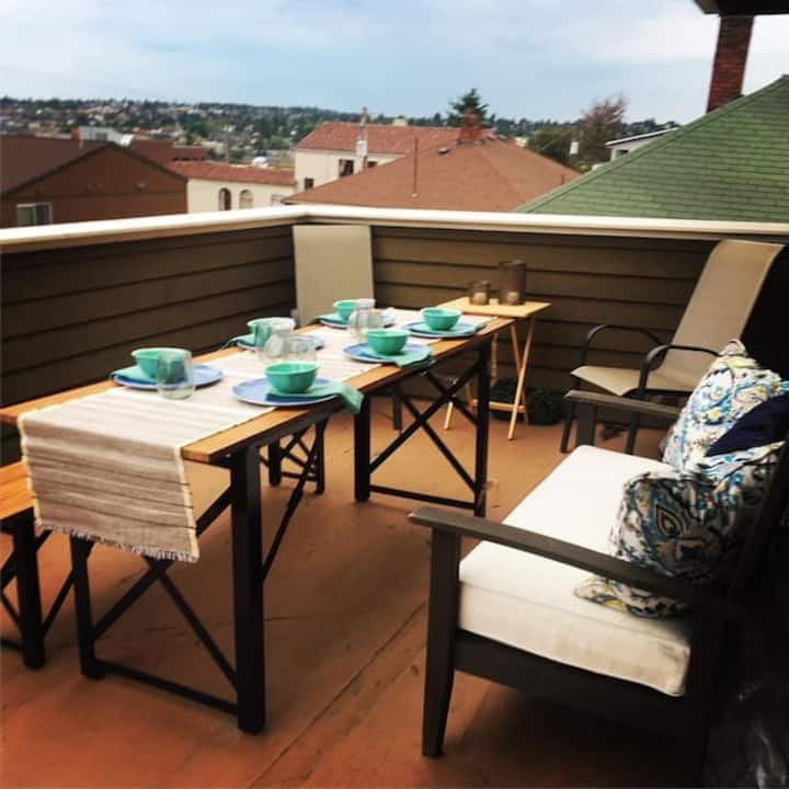 ~Vibrant Lake View Seattle Apartment W/ Balcony~ - Seattle, WA