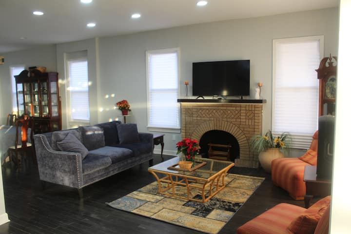Renovated | Full Bed | Near College & Hospital - Baltimore, MD