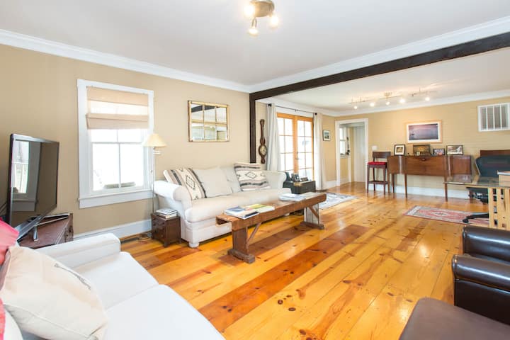 Charming Cottage 15 Mins. To Uva Exit - Crozet, VA