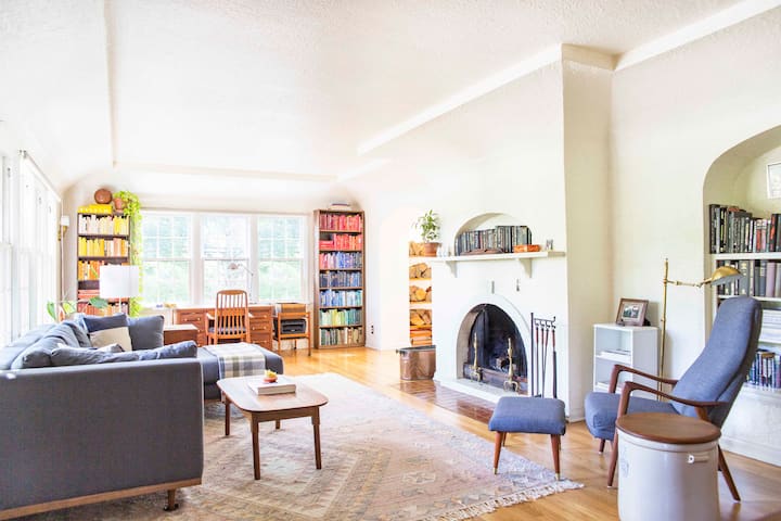 Historic Turret House W/ Gorgeous Modern Furniture - Portland State University, Portland