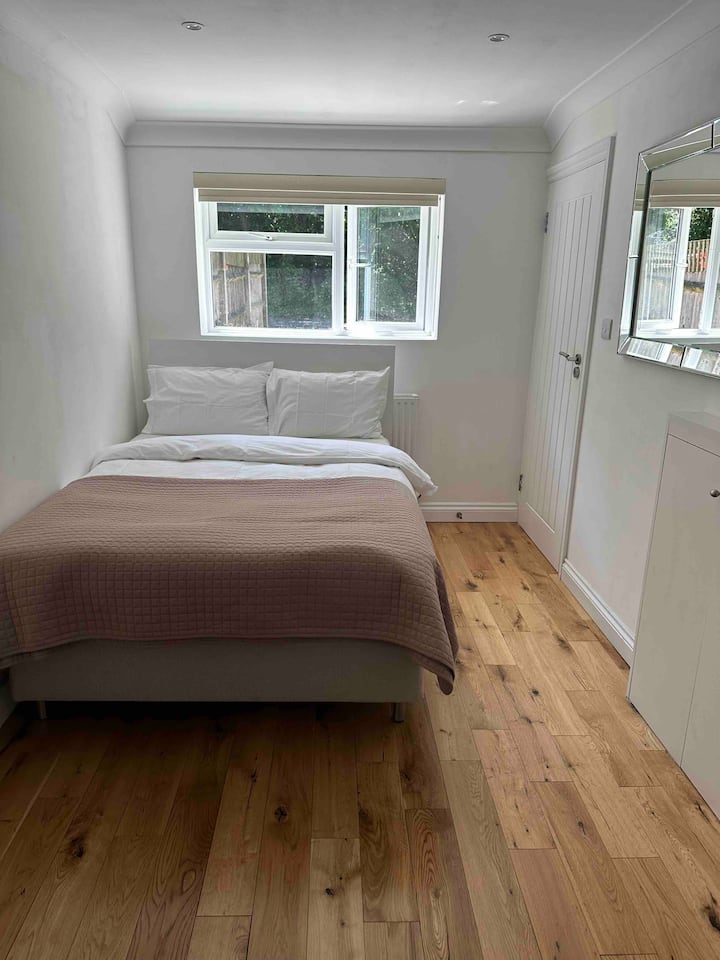 Self Contained Annexe With En-suite In Bushey Wd23 - Watford