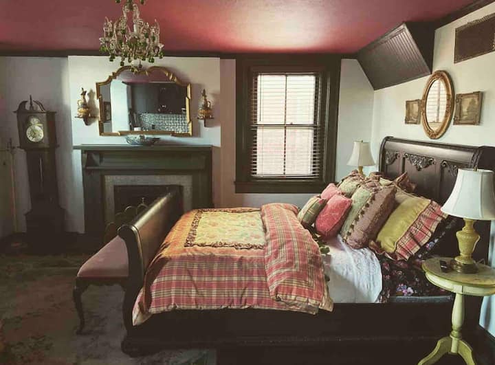 Cozy Victorian Loft - Louisville, KY