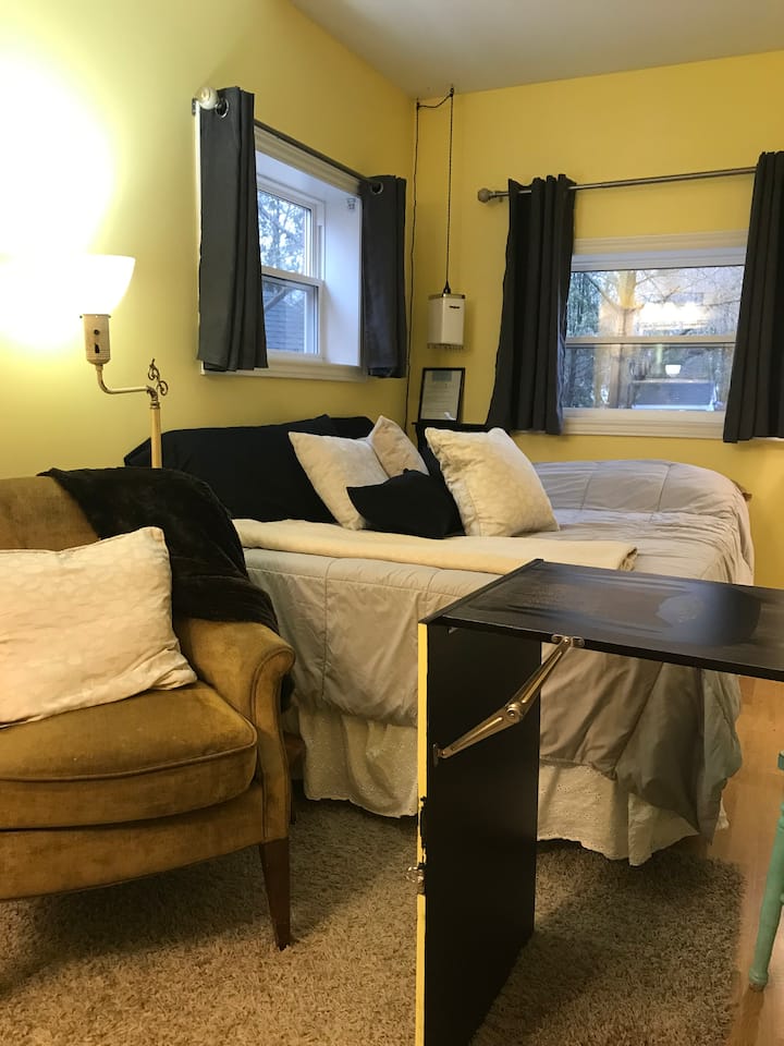 Main Floor Queen W Pvt Porch - Stratford