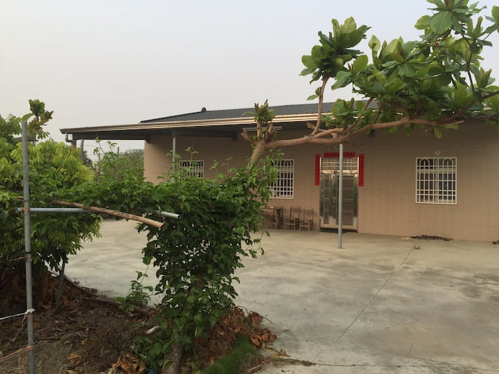 遠離人群，接觸土地，享受鄉居生活，近奇美博物館，離台南高鐵5公里。可分享自家當季農產和水果。 - 歸仁區