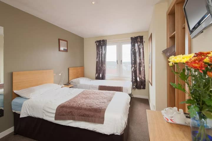 Twin Ensuite Room - Dunfermline