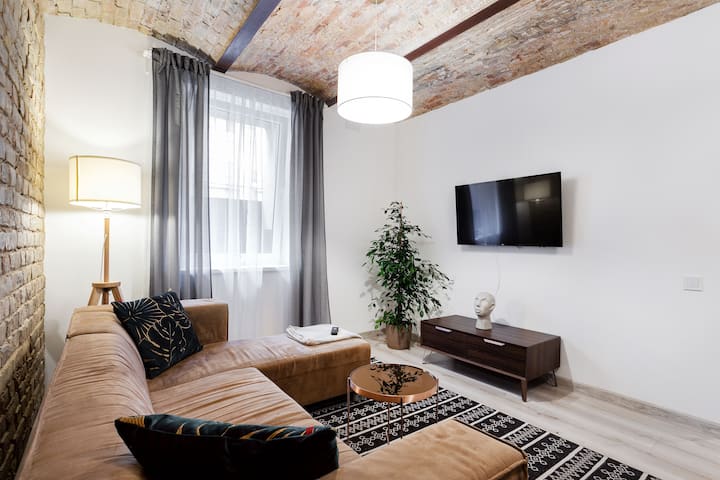 King Bed | Authentic Design | Smart Tv - Riga