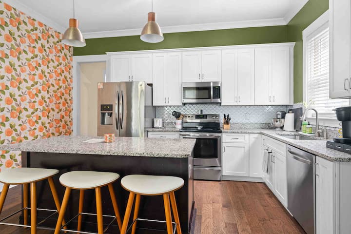 Stay Downtown At The Peach House! Dogs Welcome - Savannah, GA