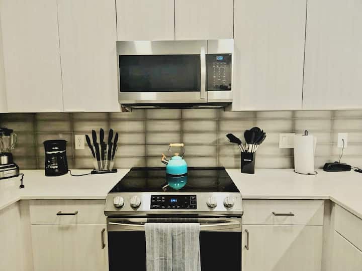 Cozy And Spacious, Stylish And Pet Friendly! - Madison, WI