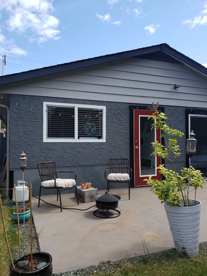 Bright Bali Inspired Bungalow Steps From The Beach - Parksville