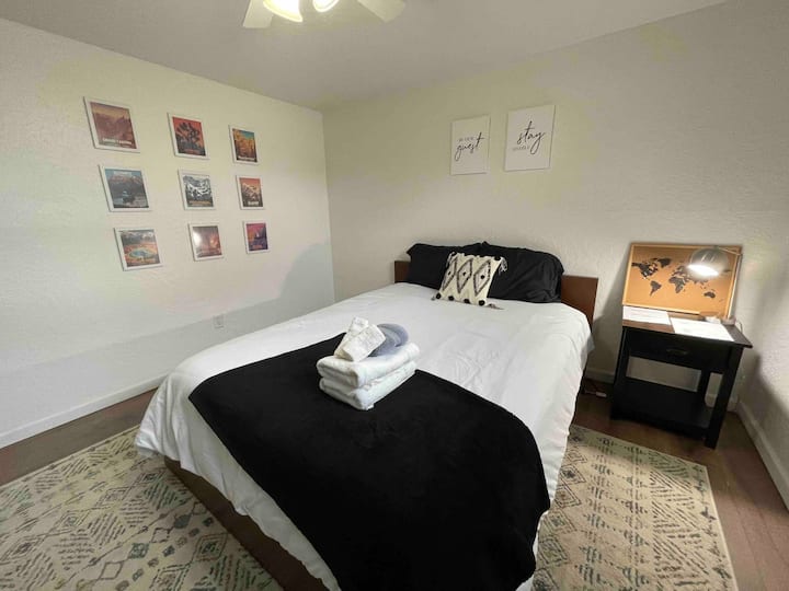 Spacious 1 Bedroom W/ Private Bath Near Downtown - Colorado Springs, CO