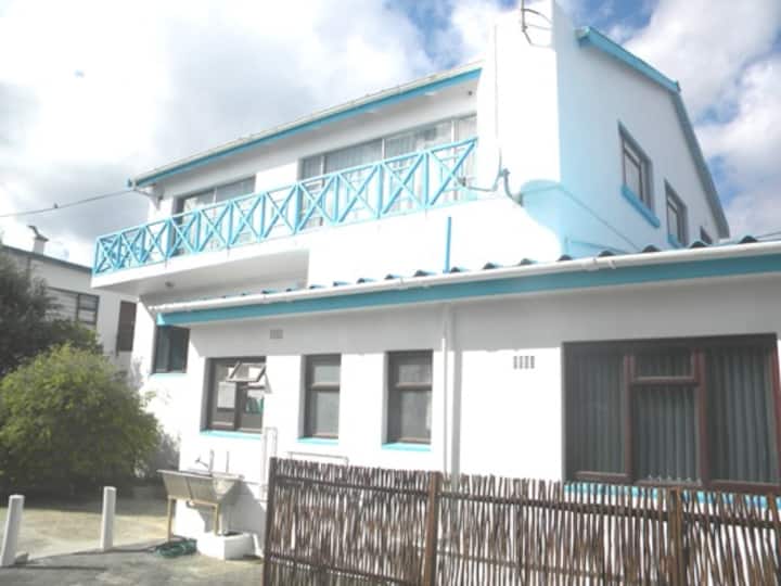 Seagulls Nest Top Floor Apartment - Struisbaai