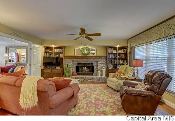 Modern Like New 3,200 Sqf Home In Awesome Location - Springfield, IL
