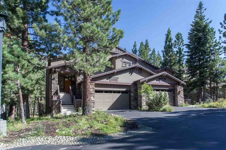 Luxury 4 Bed/ 3.5 Ba Townhome, Private Spa & Games - Mammoth Mountain, CA