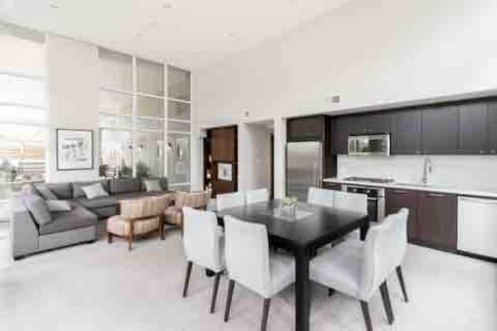 有两个阳台的可以看海可以看雪山的有两个独立套间高层高级公寓 - White Rock