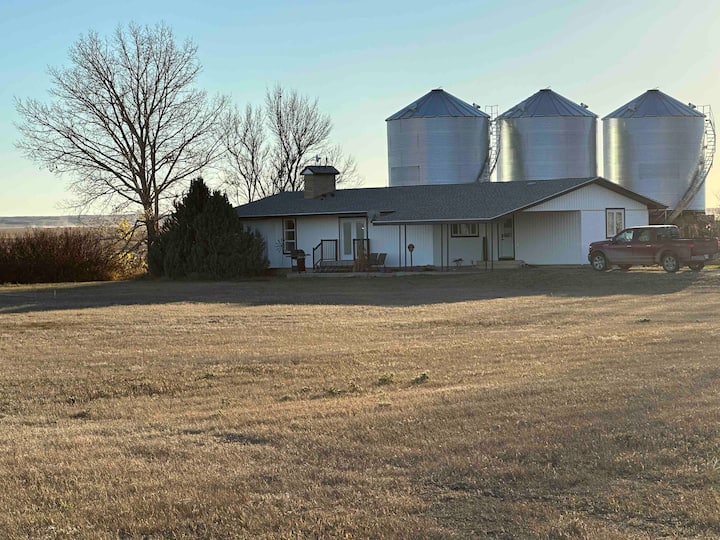 Winside Acres. Comfy Cozy Modern Farm House. - Saskatchewan