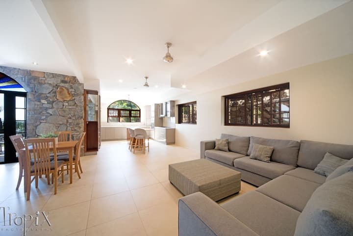 Private Stone House - Airlie Beach