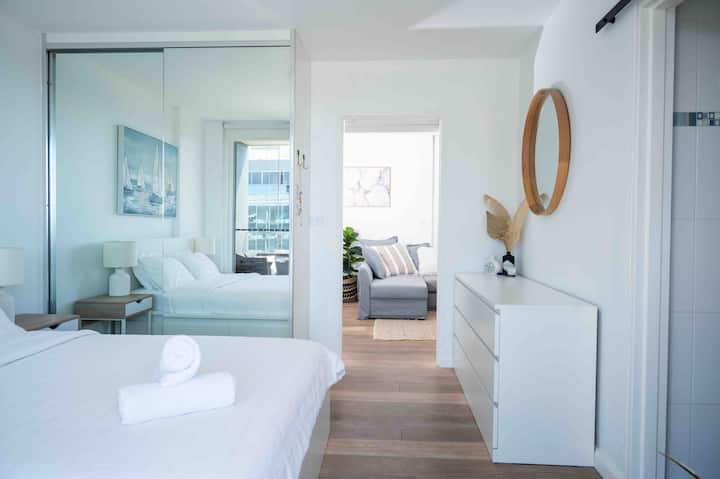 Manly Wharf-side Apartment - Harbour & Beach Views - Manly