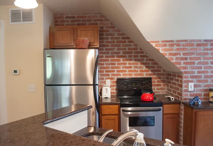 One-bedroom Penthouse Condo In Downtown Golden - 골든