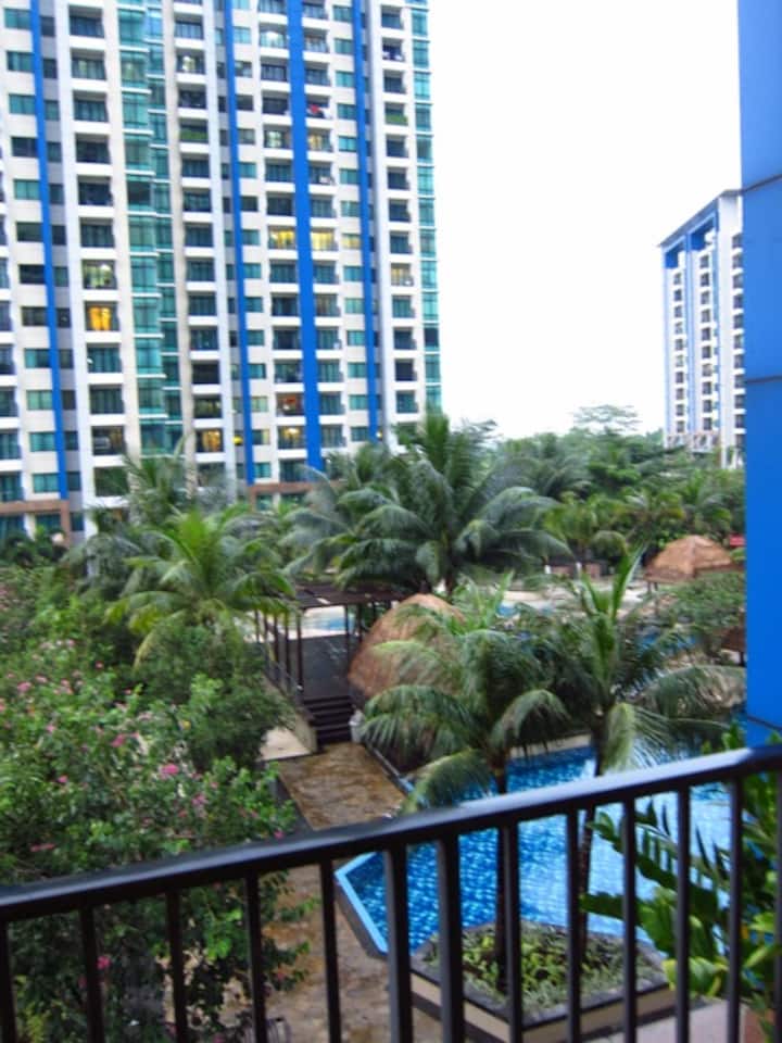 Cozy Hamptons Apartment Pool View 3 Br - Kemang