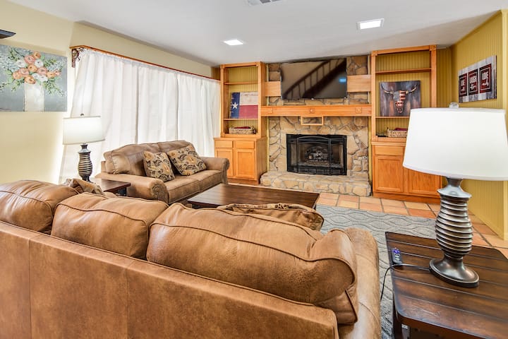 Rustic Smart Home: Sleeps 8, 30 Night Minimum - College Station, TX