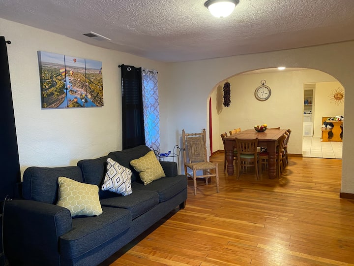 Old Town Hidden 3 Bedroom Treasure Casa - Albuquerque
