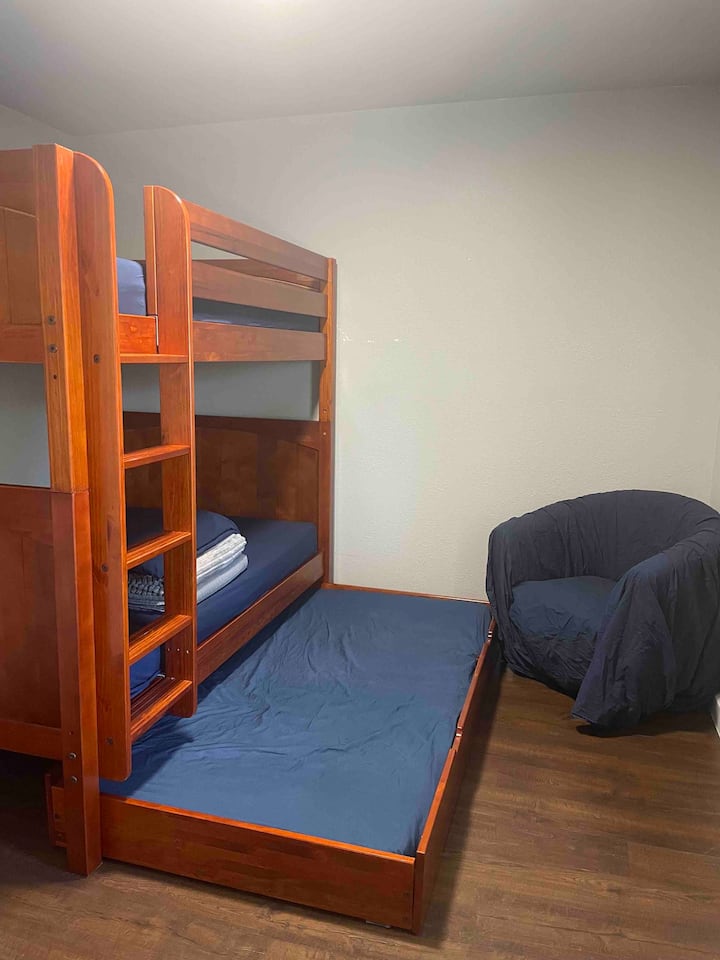 D: Private Room & Bath W/3 Beds & Parking - Los Angeles, CA