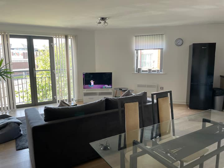 Lovely 2 Bedroom Flat, With Private Car Park. - Wolverhampton